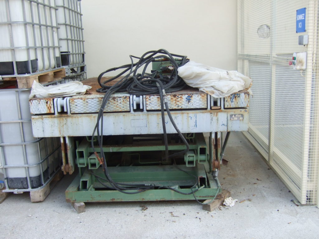 Elevating table (1990) 2m x 3m capacity – 1.5 tonnes (1990) | Machinery ...