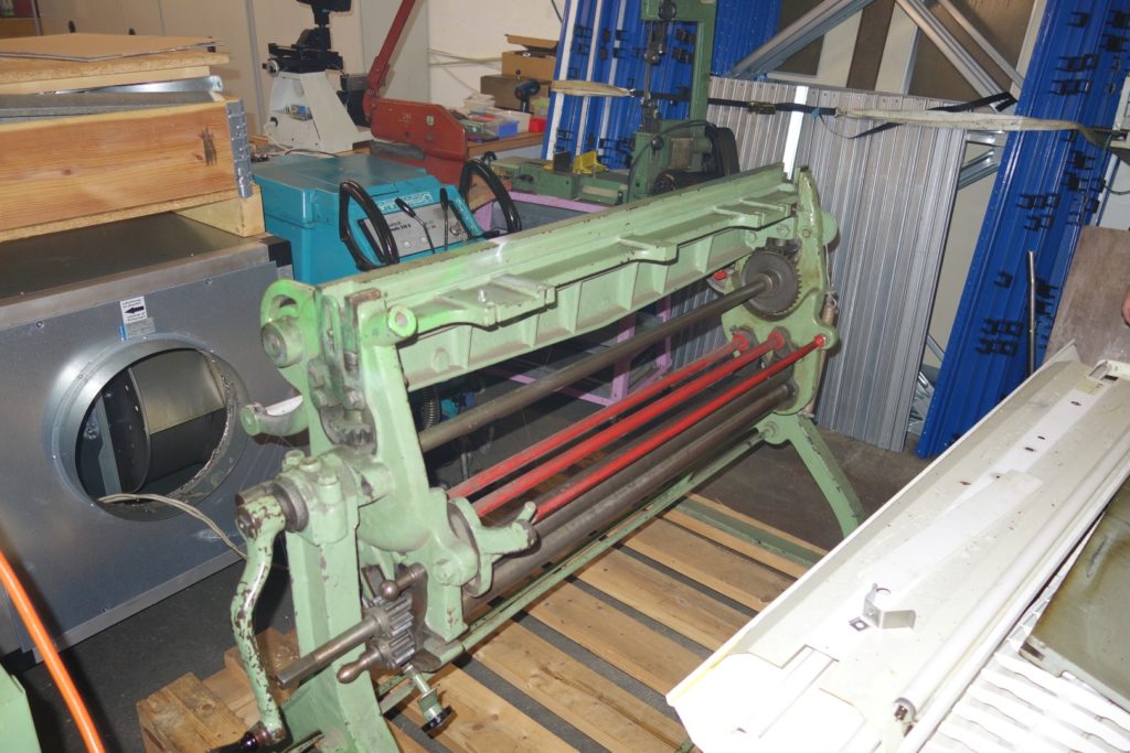 Small manual folding machine | Machinery Delivery