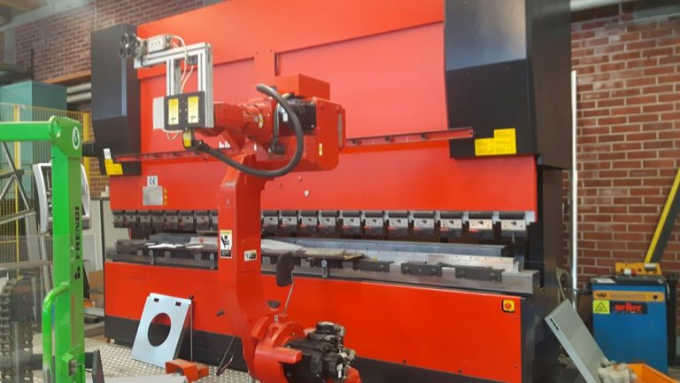 AMADA Robotized Bending Cell, approx 18000 work hours HFE 220-4 L ...