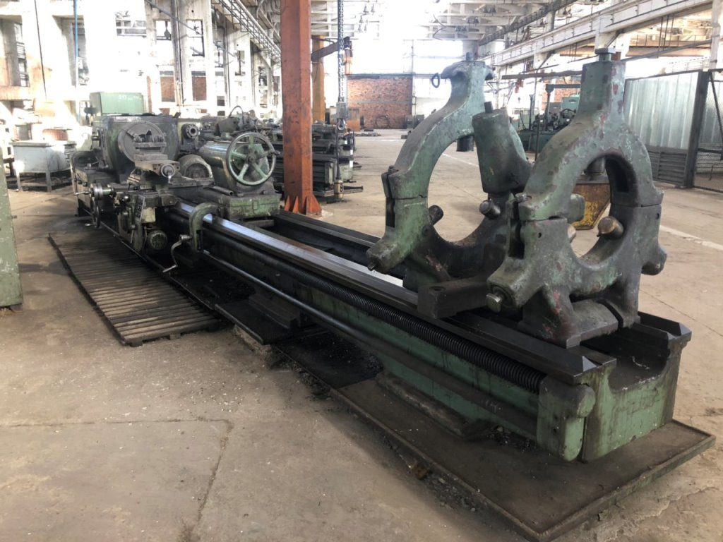 POREBA Heavy Duty Centre Lathe, in working condition, visible under ...
